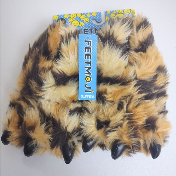 FEETMOJI | Shoes | Feetmoji Tiger Claw Foot House Slippers Kids L 9 Nwt ...